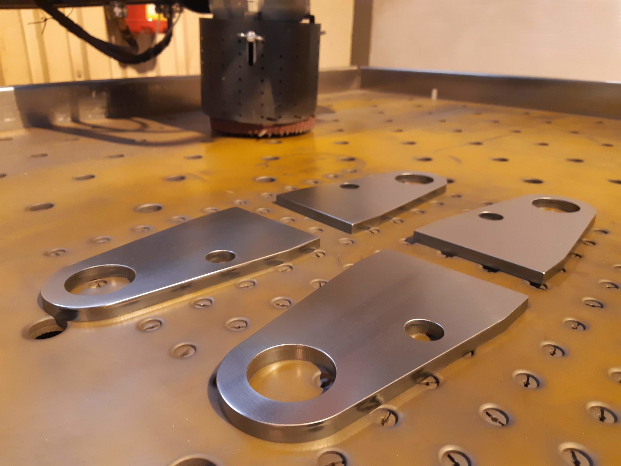 Mechanical edge deburring - LASER CENTRUM CZ, s.r.o.